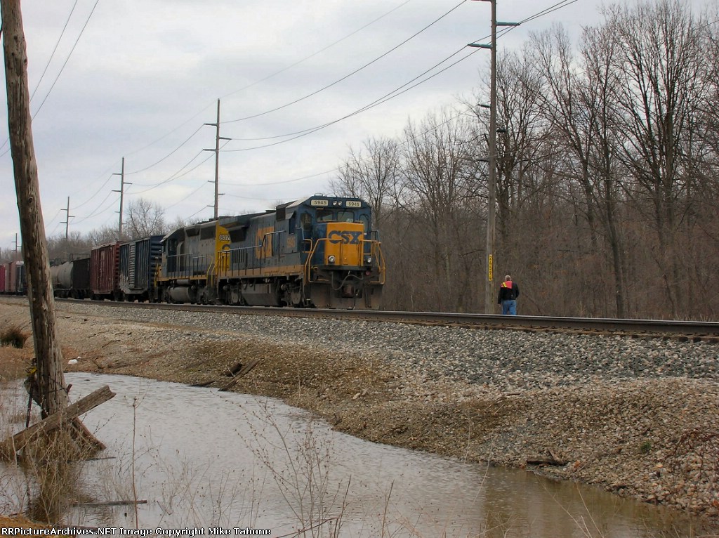 CSX 5945 on Q327-1